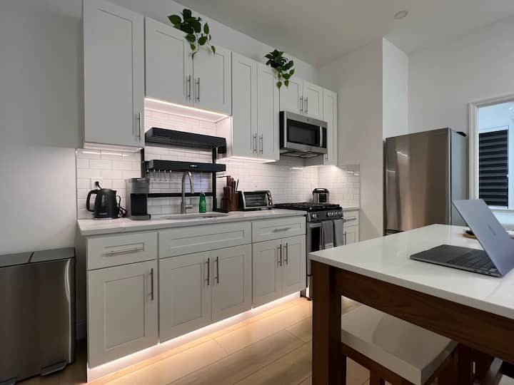 Convenient & Modern 2 Bedroom | Close To Subway - Queens