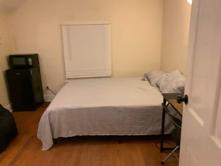 B-room For Students & Professionals Close To All. - Albany, NY