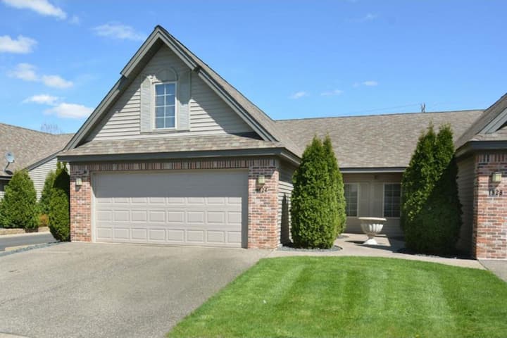Quiet Duplex In Hudson, Wi For The Super Bowl - Hudson, WI