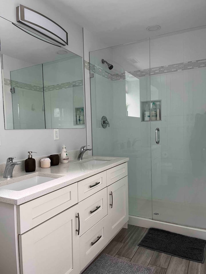 Bright, Modern + Central 2 Bdrm - Burnaby