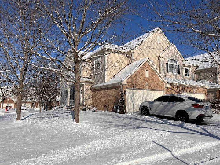 Gorgeous 3 Bedroom Townhome - Elgin, IL