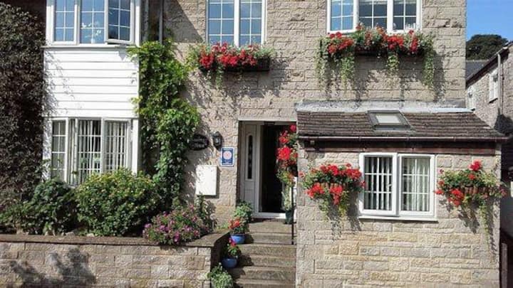 Blossom House ~ Apple Blossom En-suite Room - Tideswell