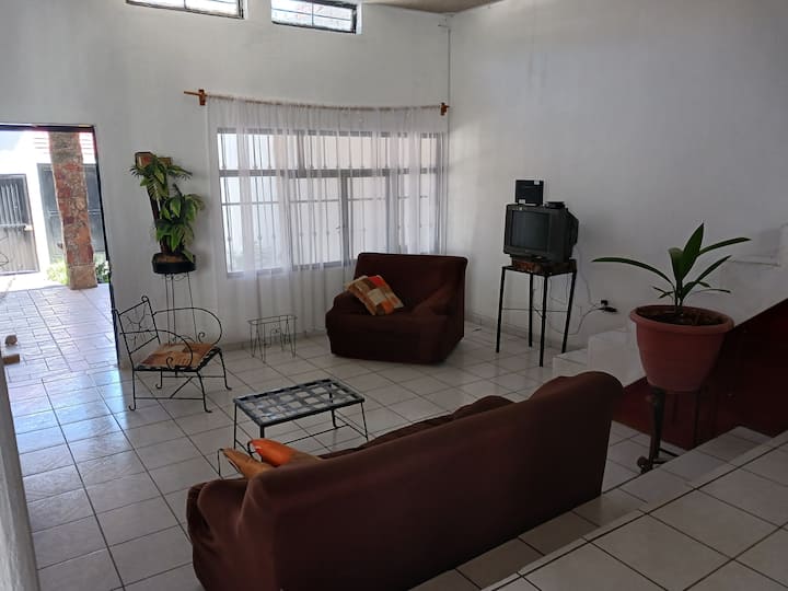 Tranquila Y Con Cochera Casa En Valle Dorado - Tepic