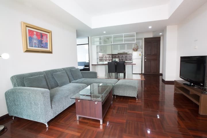 Lovely 2-bedroom Serviced Apartment Near Bts & Mrt - Bangkok