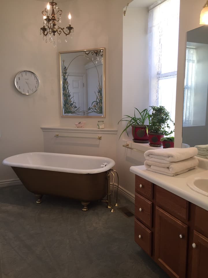 Charming Pioneer Bedroom In Manti, Utah - Sterling, UT