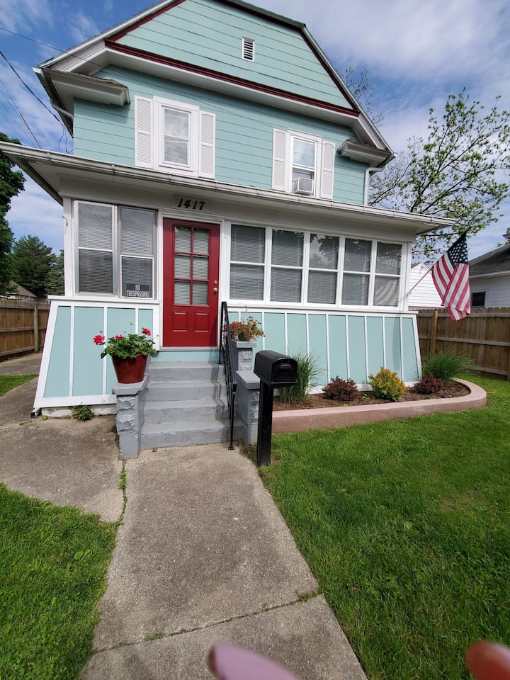 Bright & Cheerful Home Minutes From Downtown! - Kalamazoo, MI