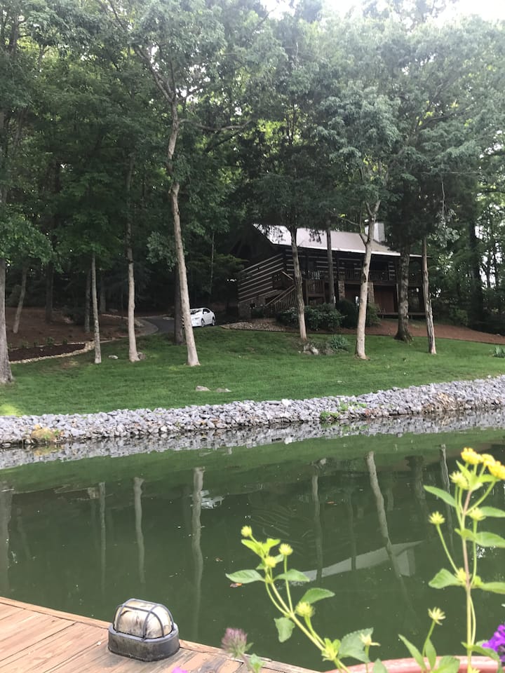A Fairy Tale Log Cabin On Melton Hill Lake. - Oak Ridge, TN