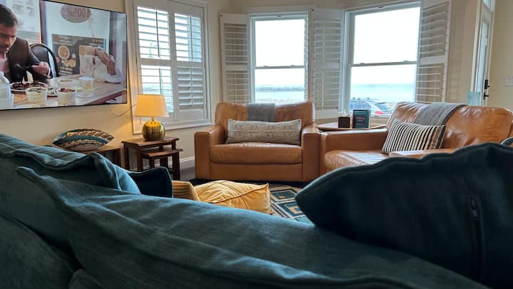 Truly Ocean-front! Spacious Family Home W/ Pets - Boston, MA