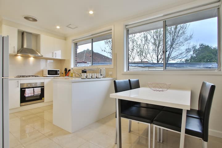 2 Br 3 Beds Central Glen Waverley 2 - Chad