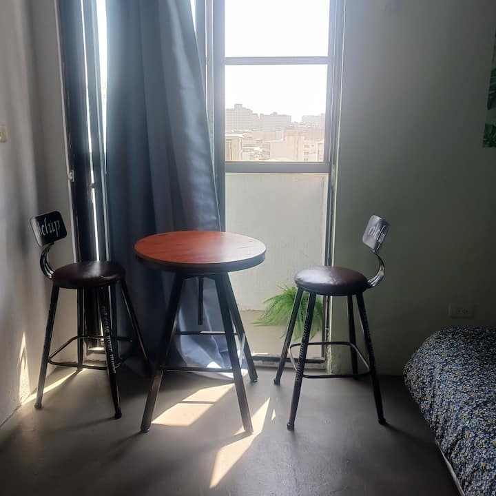 3~4人台南火車站假期及週六需3人以上訂房美術館赤崁樓海安商圈公車站旁有景有窗乾淨當天訂房請電話告知 - 安平區