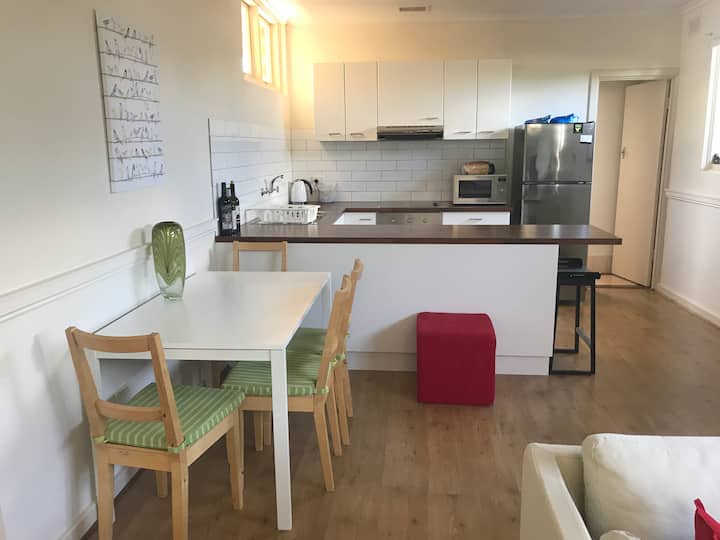 Leafy Hideaway - Charming Quaint Apartment - Adelaide