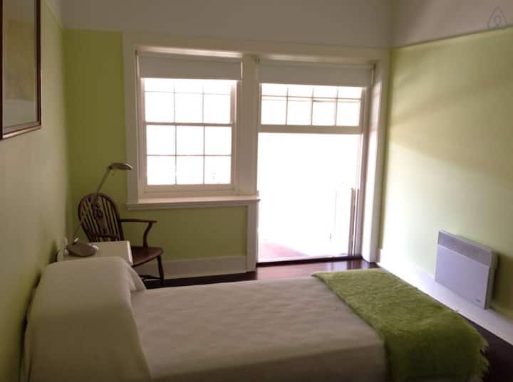Large Colourful Room With Ensuite - Saint Kilda