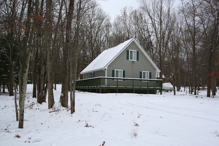 Cozy Cottage Getaway - Pet Friendly - Fenced Yard - Albrightsville, PA