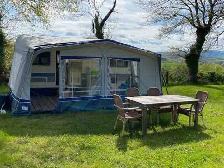 Leuke 4 Pers Caravan Met Grote Voortent Te Huur - Lapalisse