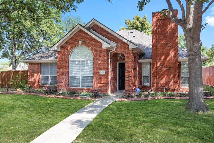 (#11012) Central Frisco Home 4b/2b Large Backyard - Frisco, TX