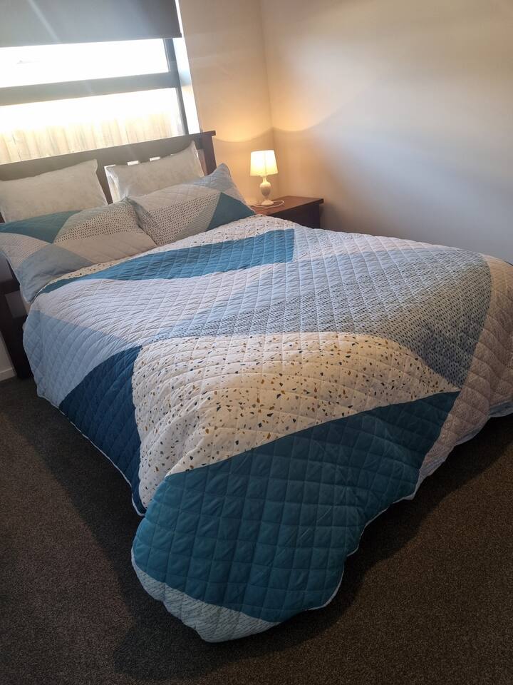 Modern House In Woodend Room 2 - Pegasus