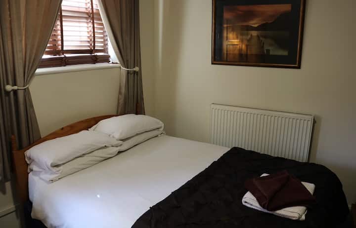 Twin Room - Ensuite - Milton Keynes
