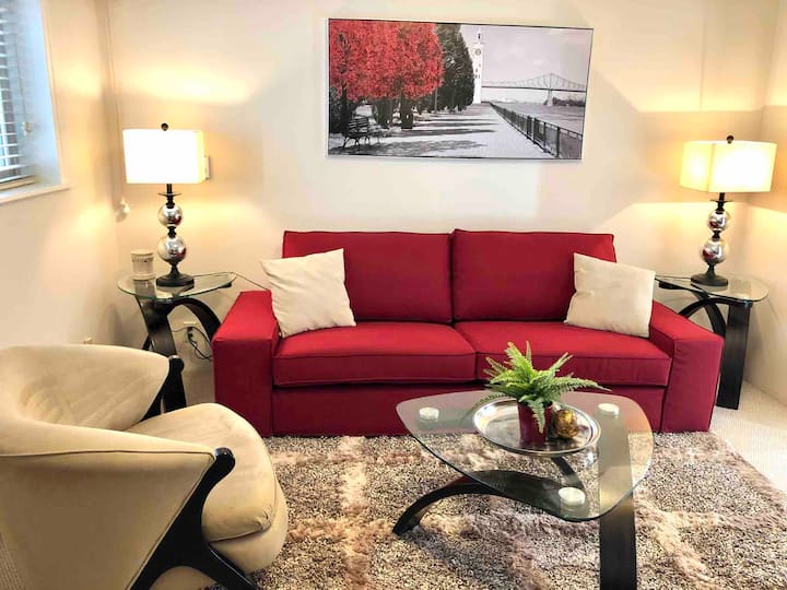 Cozy Home On The Hill ~ Clean & Comfortable - 버너비