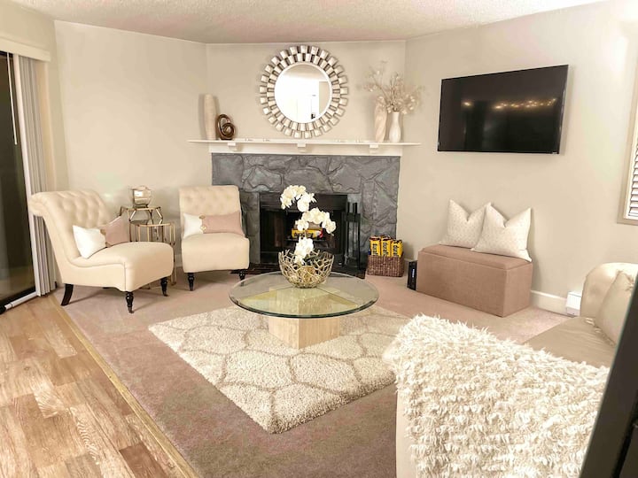 Clean, Classy New York Style Condo - Kirkland, WA