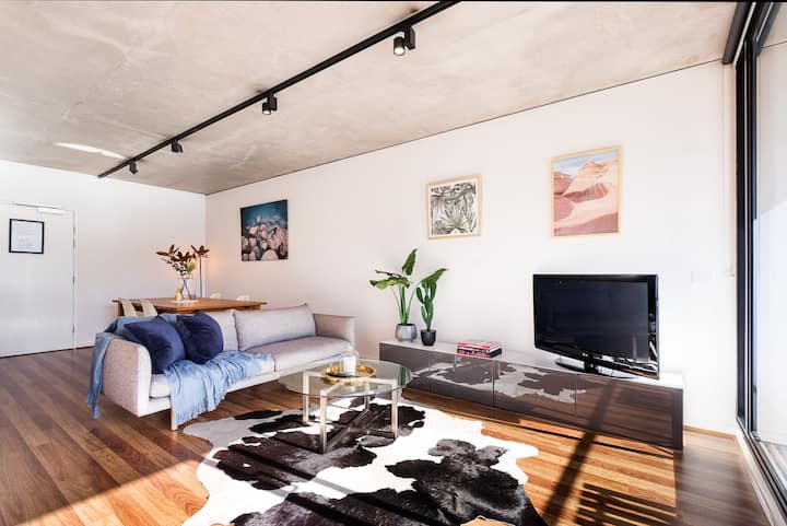 Stylish Apt W/city Views, Pool, Gym & Rooftop Bbq - Australia
