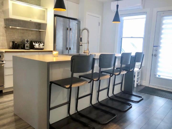 2-level 3 Bed 2 Bath In Montreal W/park View - Montréal, QC