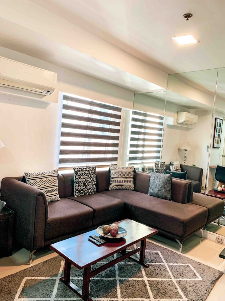 2br Condo W Pool Loft Within Bgc Taguig |Sleeps 5 - Taguig