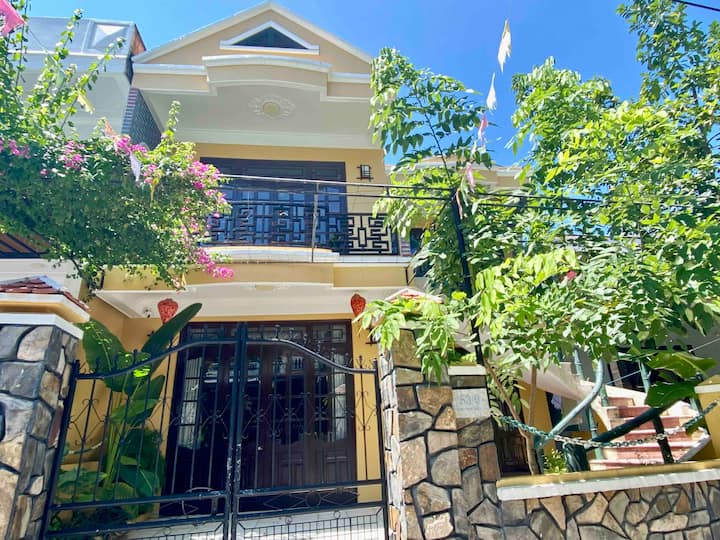 Charming Spacious Home Away From Home - 호이안