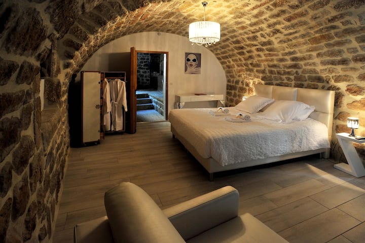 Belle Chambre, Jacuzzi, Sauna. - Joyeuse