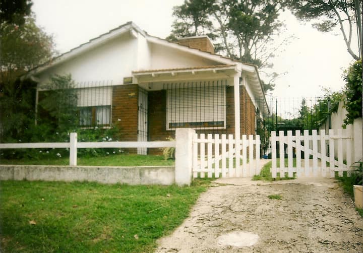 Chalet Familiar C/mucho Fondo P/jueguen Los Niños - Villa Gesell