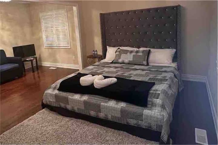Beautiful Master Bed (Ensuite) - Brampton