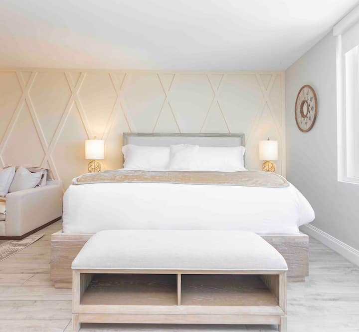 Gorgeous Beachfront Condo - Miami Beach, FL