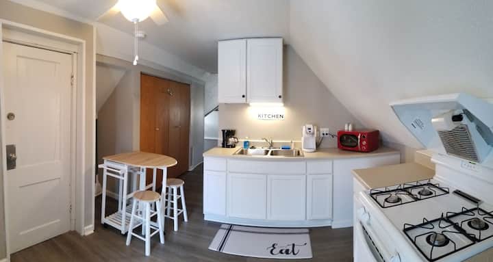 Eccentric Retreat In The Heart Of Downtown! - Erie Zoo, Erie