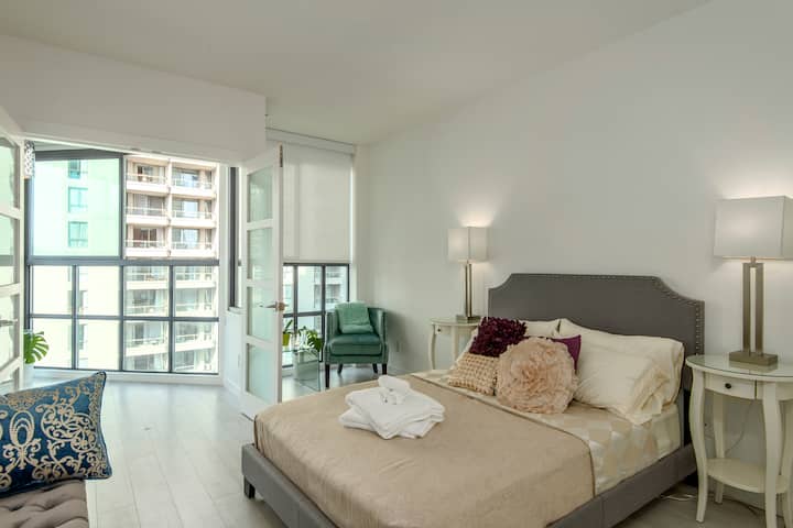 Luxe & Spacious Condo In Iconic Downtown Building - Vancouver
