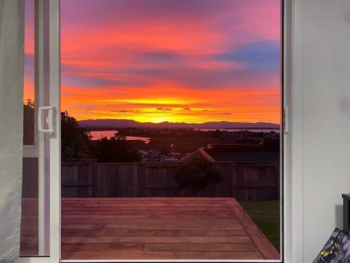 Sunny, Secluded, Home Away At Cheryle's - Tauranga