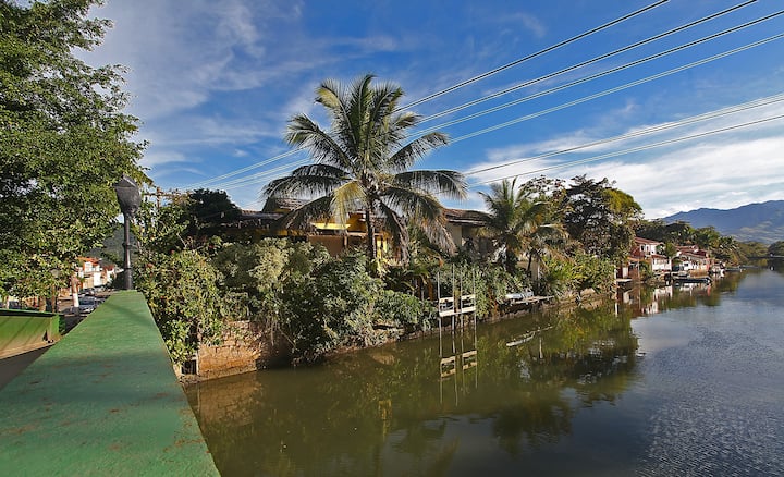 Casa Em Lindo Jardim à Beira Rio, 800 M Do Centro. - Paraty