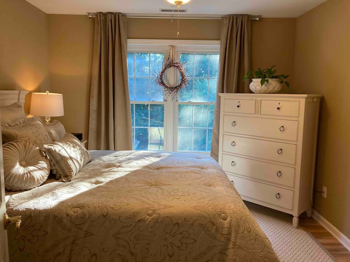 Tranquil Two Bedroom Home Near Shoreline - Madison, CT