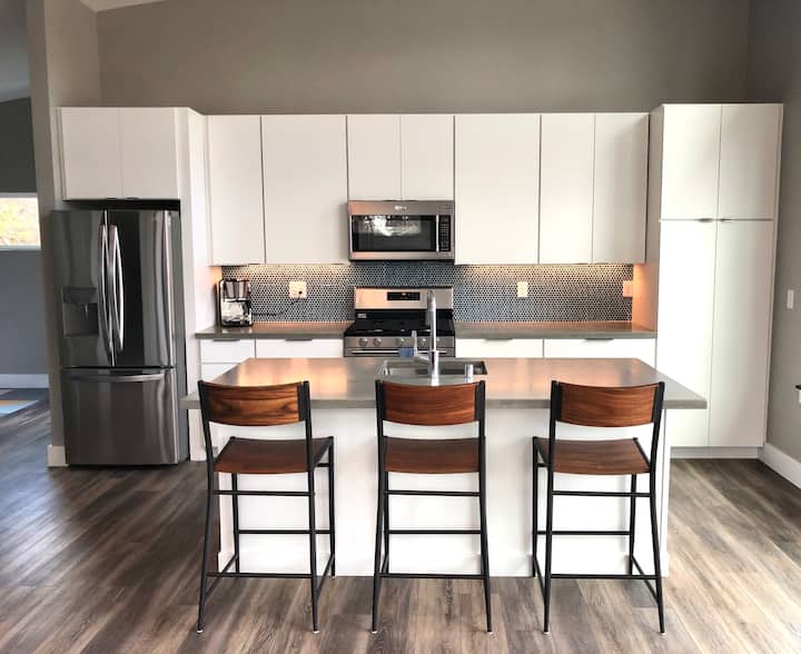 Modern Apt, Central Location. Rental Car Available - Anchorage