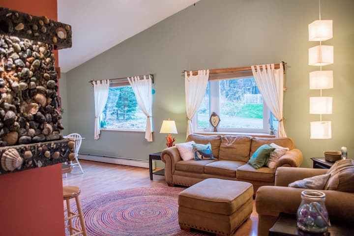 Three Bedroom Home In Town: Pioneer Inn Guesthouse - Homer, AK
