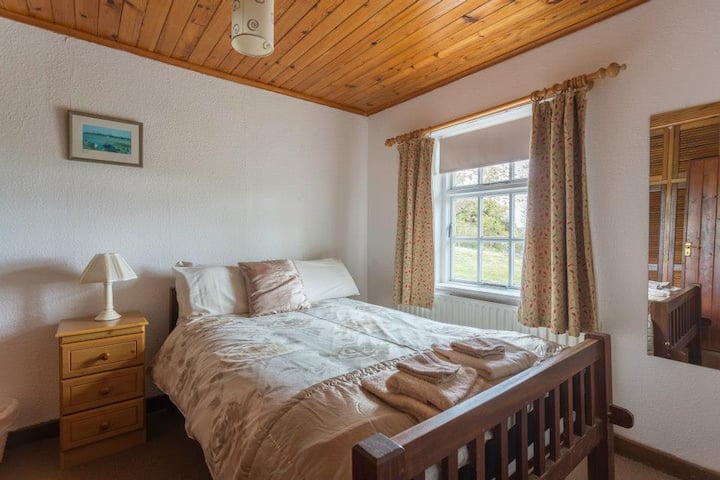 Traditional Thatch Cottage In The Connemara Hills - 메이요 주