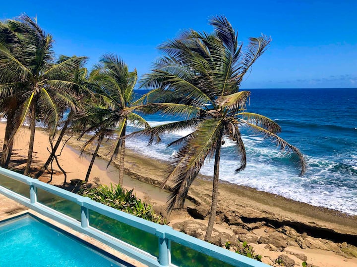 Coastal View: Beach Front Apartment With Pool - Bayamón