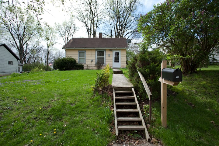 Quiet Comfortable Cozy Cottage - Illinois