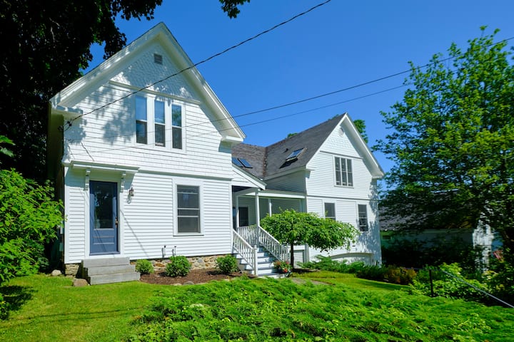 Charming In-town 1890 Farmhouse In Camden, Maine! - Camden, ME