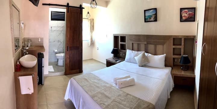 Hab. 305 - Hotel Bucaneros - New Design Queen Bed. - Isla Mujeres