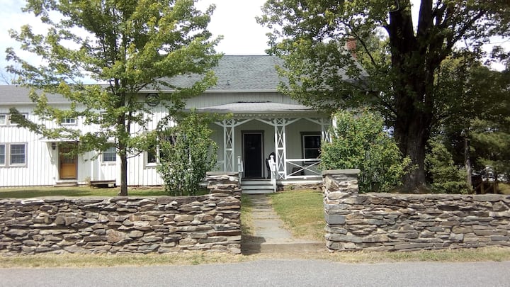 The Cat's Meow Farmhouse Red Hook Rhinebeck - Rhinebeck, NY