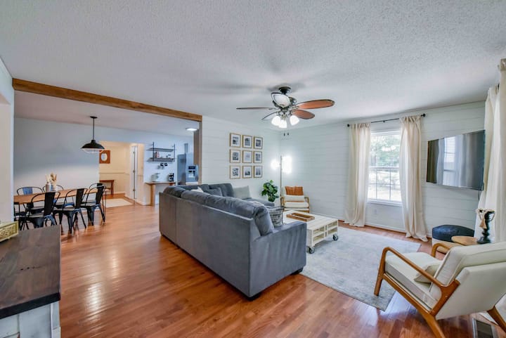 Bama Retreat - Sleeps 10, 5 Miles To Game Day Fun - Tuscaloosa, AL