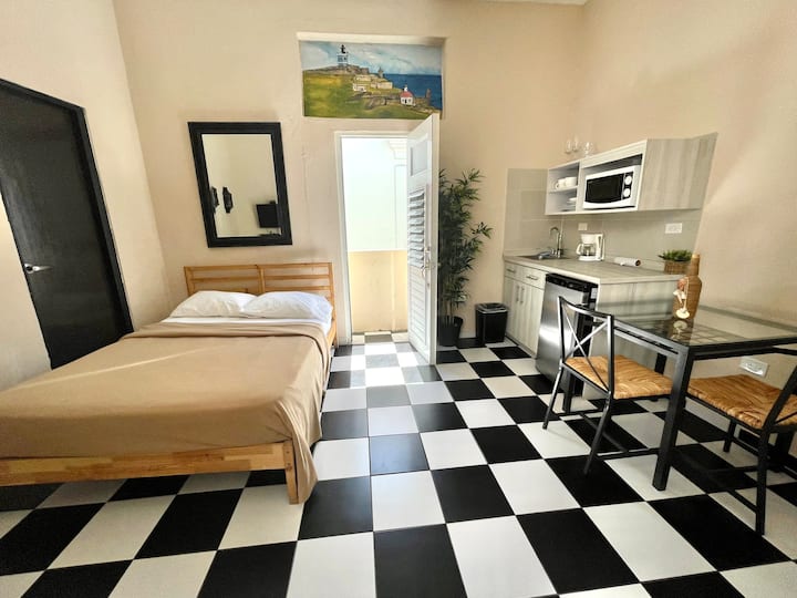 Casa Luna (Room 8) - Levittown