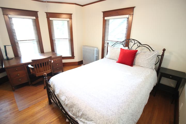 Master Bedroom 2 Blocks To Campus - 섐페인