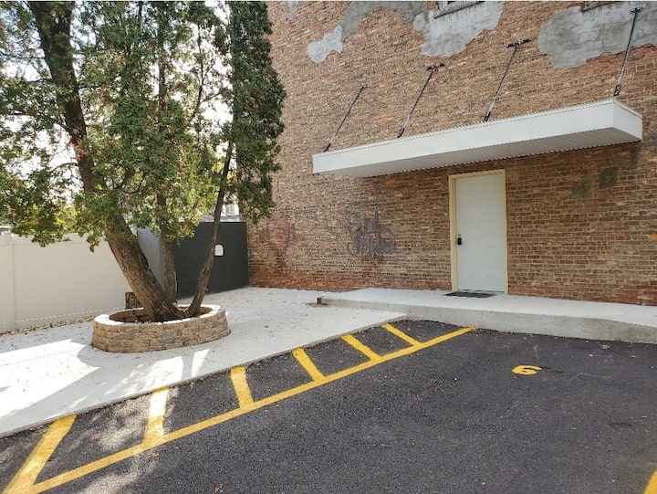 2 Bedroom Rental Unit With A Private Parking Spot - Rockford, IL