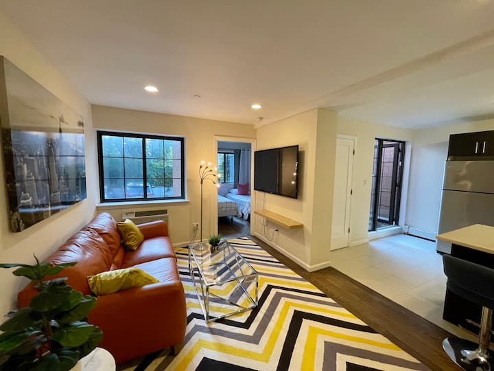 Spacious 2 Bedroom  2 Bathroom Apt In Flushing, Ny - Great Neck, NY