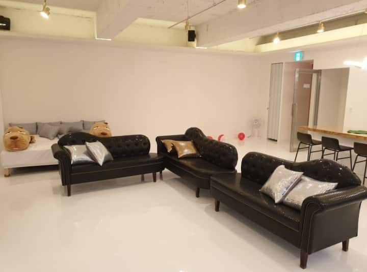 전대후문 제이파티룸 3f
Party Room 화이트룸(White Room) - 화정